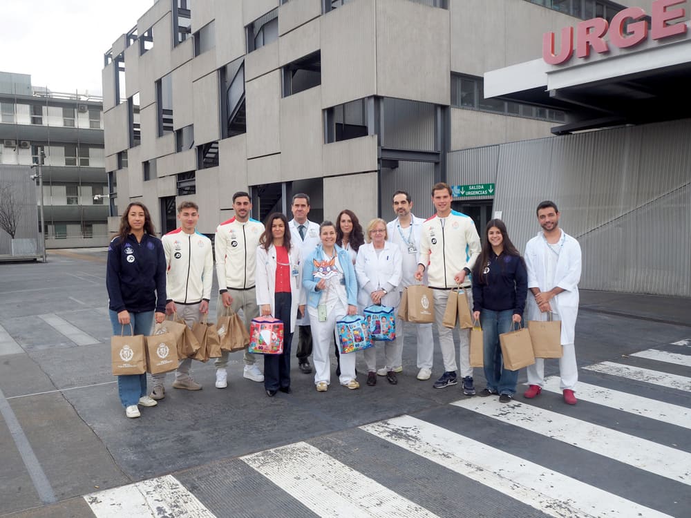 Jugadores del Real Valladolid C.F., en el Clínico por Navidad ...